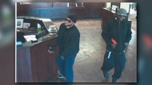 Suspects on the run after Longview bank robbery | cbs19.tv